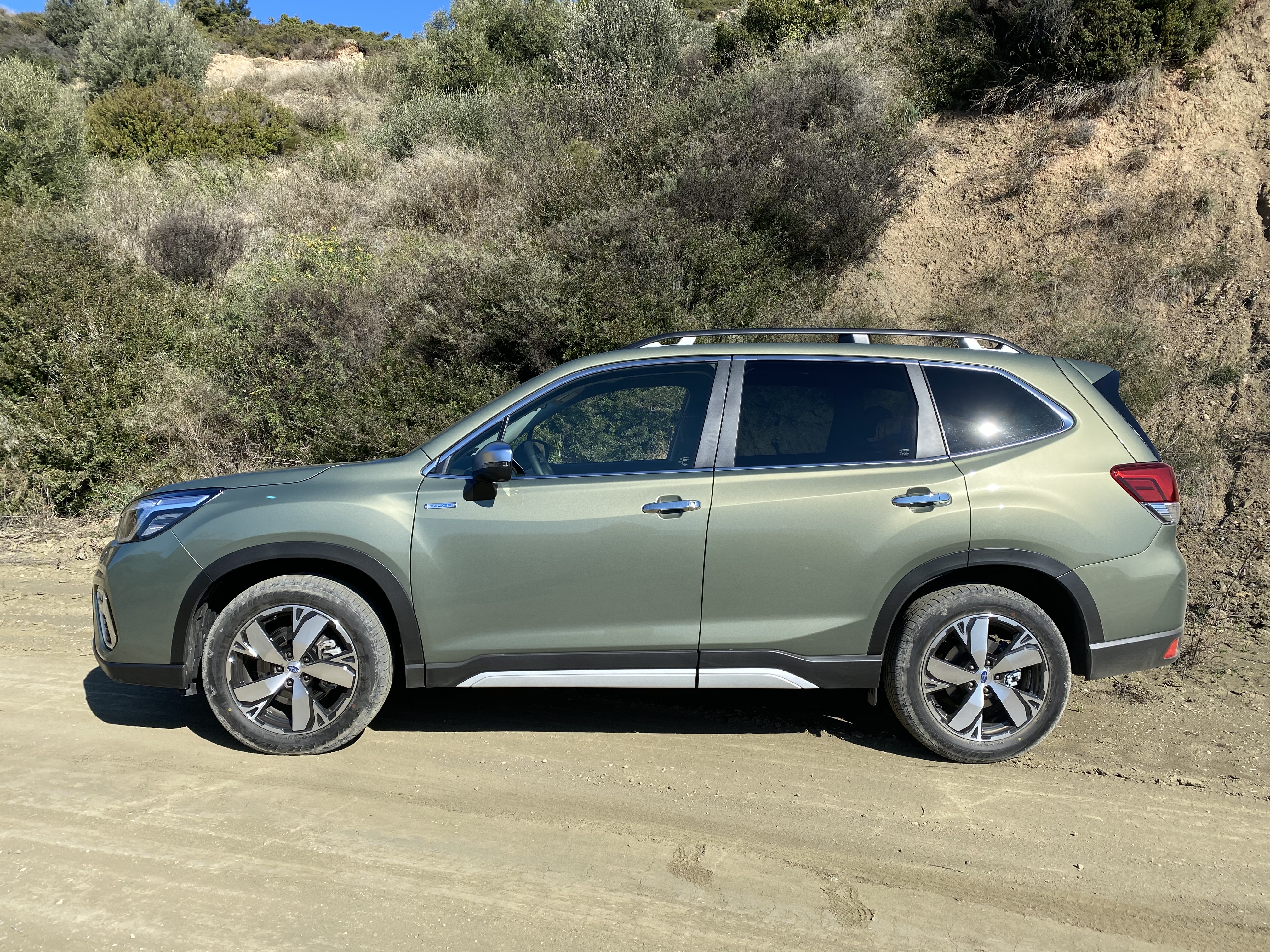 Οδηγούμε τα νέα υβριδικά Subaru Forester & XV | Capital