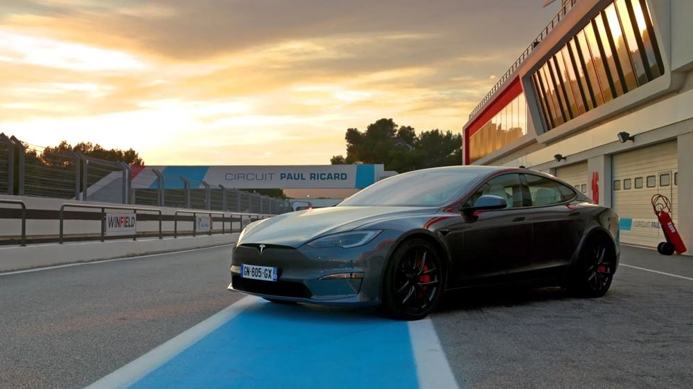 Tesla Model S Plaid με Track Package φτάνει τα 320 km/h | Capital