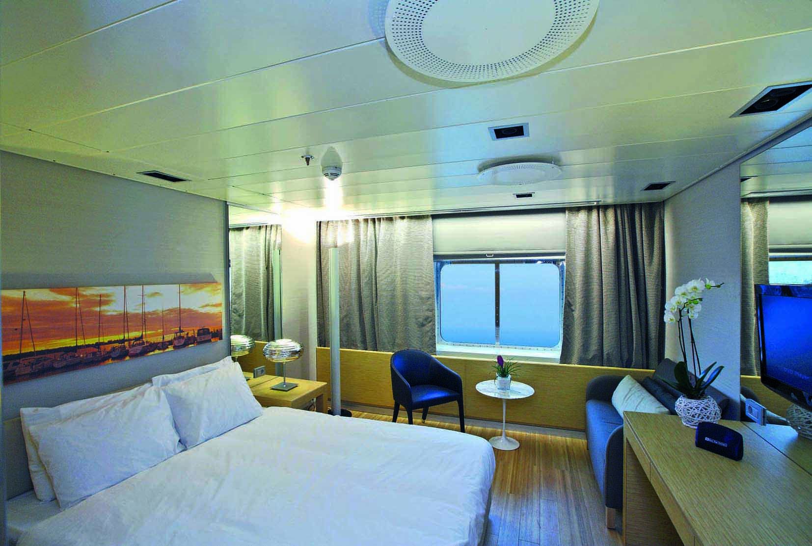 Ζήστε την εμπειρία Blue Star Ferries... γιατί οι διακοπές σας ξεκινούν ...